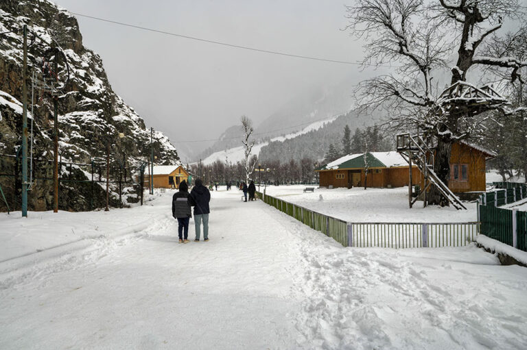 Betaab Valley in Winter - How to Reach, What to See