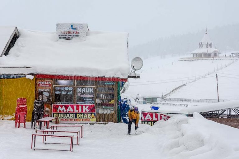 Snowfall in Gulmarg - When it Snowed all Day Long - Vargis Khan