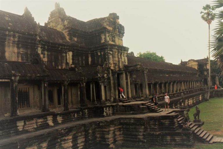 Angkor Wat - The Beautiful City of Temples - Vargis Khan
