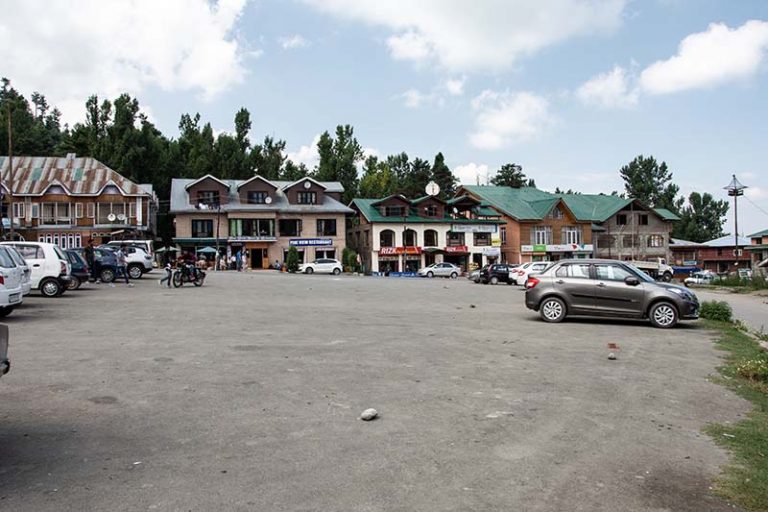 Srinagar to Gulmarg - How to Reach, Where to Stay - Vargis Khan